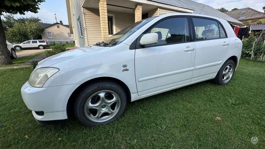 White Toyota Corolla 2002 in Vilnius, with an engine capacity of 2.00 L and mileage of 300 thousand km for 1050 €, photo 5 on AUTOMOTO.COM.LV