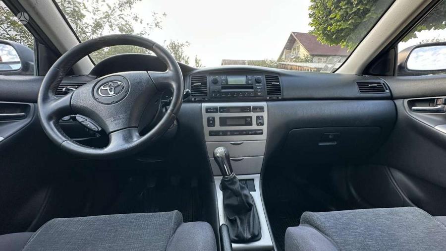 White Toyota Corolla 2002 in Vilnius, with an engine capacity of 2.00 L and mileage of 300 thousand km for 1050 €, photo 7 on AUTOMOTO.COM.LV