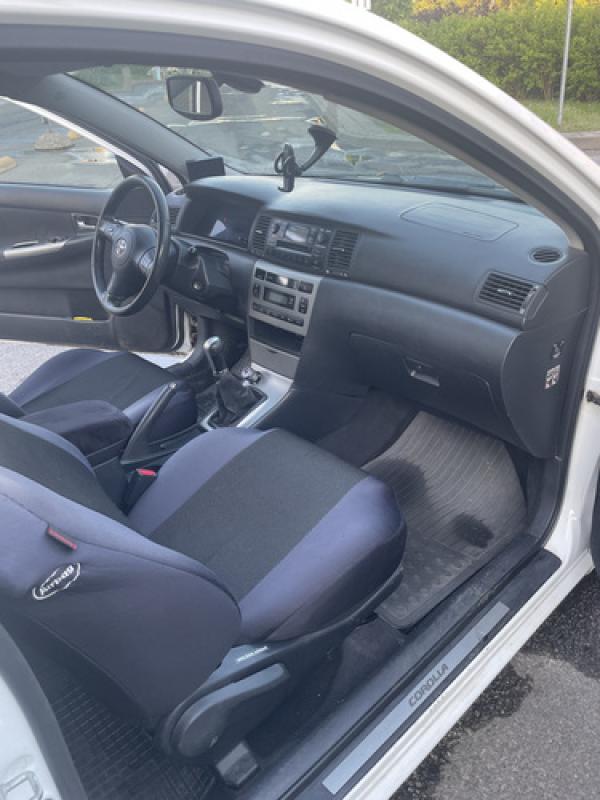 Balts Toyota Corolla 2006 Tallina, ar dzinēja tilpumu 2.00 L un nobraukumu 411 tūkst. km par 1500 €, foto 10 vietnē AUTOMOTO.COM.LV