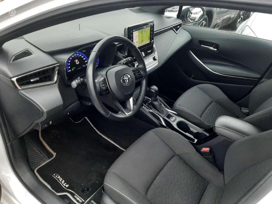 White Toyota Corolla 2019 in Kaunas, with an engine capacity of 1.80 L and mileage of 90 thousand km for 16250 €, photo 13 on AUTOMOTO.COM.LV