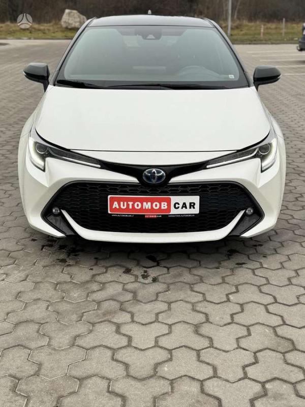 White Toyota Corolla 2019 in Vilnius, with an engine capacity of 1.99 L and mileage of 91 thousand km for 17200 €, photo 3 on AUTOMOTO.COM.LV