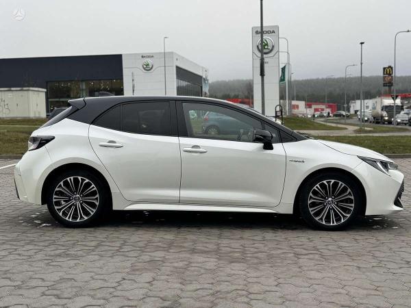 White Toyota Corolla 2019 in Vilnius, with an engine capacity of 1.99 L and mileage of 91 thousand km for 17200 €, photo 9 on AUTOMOTO.COM.LV
