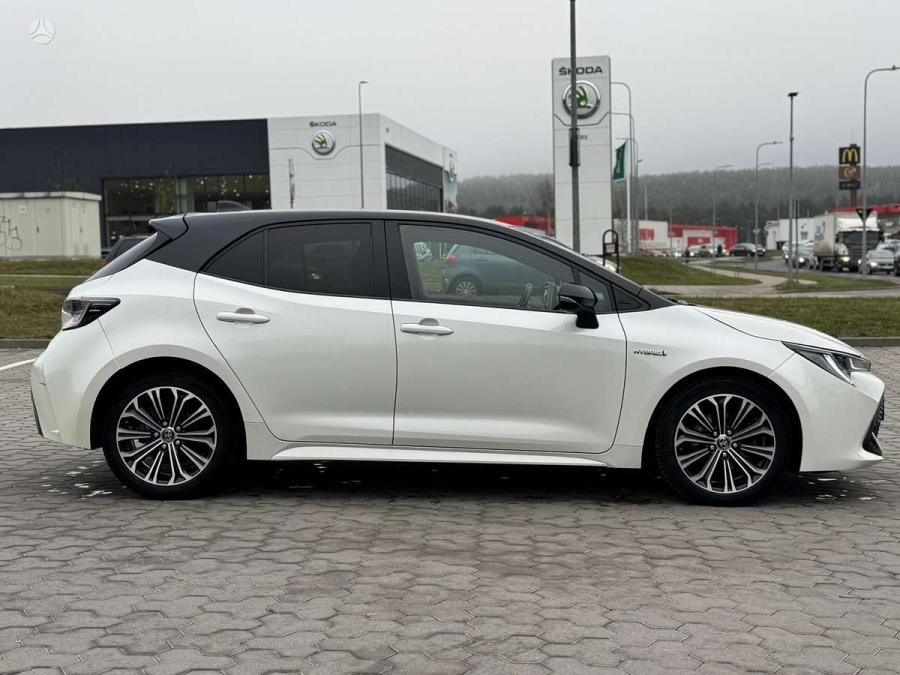 White Toyota Corolla 2019 in Vilnius, with an engine capacity of 1.99 L and mileage of 91 thousand km for 17200 €, photo 9 on AUTOMOTO.COM.LV
