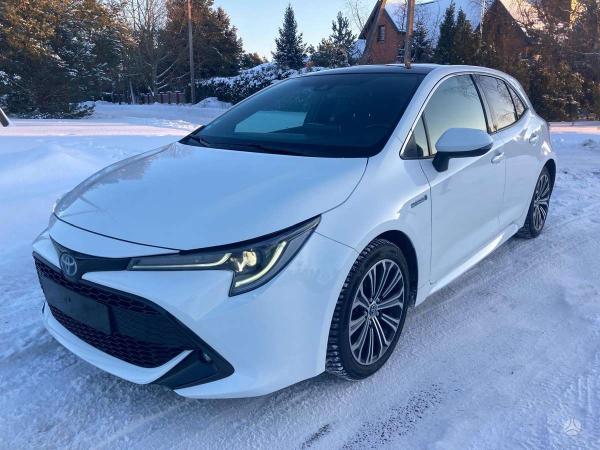 White Toyota Corolla 2019 in Kaunas, with an engine capacity of 1.80 L and mileage of 90 thousand km for 16200 €, photo 1 on AUTOMOTO.COM.LV