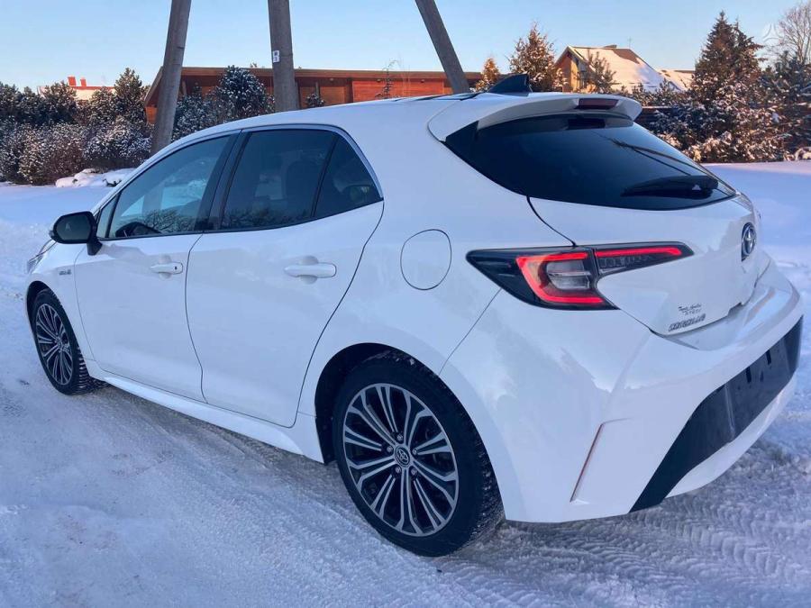 White Toyota Corolla 2019 in Kaunas, with an engine capacity of 1.80 L and mileage of 90 thousand km for 16200 €, photo 4 on AUTOMOTO.COM.LV
