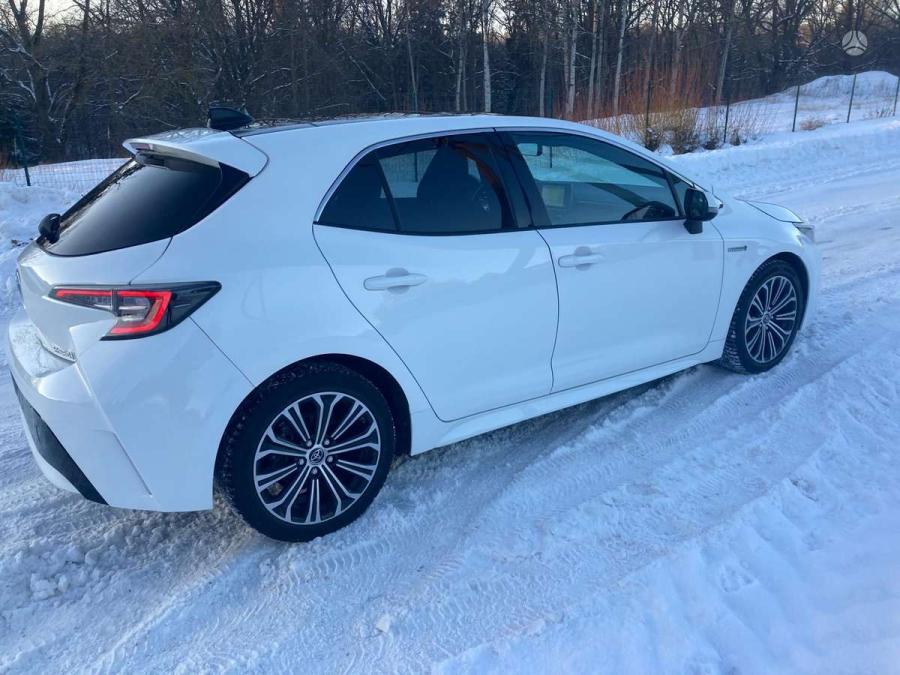 White Toyota Corolla 2019 in Kaunas, with an engine capacity of 1.80 L and mileage of 90 thousand km for 16200 €, photo 6 on AUTOMOTO.COM.LV