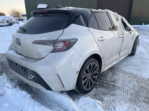 White Toyota Corolla 2019 in Panevezys, with an engine capacity of 1.80 L and mileage of 100 thousand km for 5200 €, photo 1 on AUTOMOTO.COM.LV