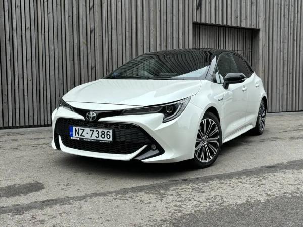 White Toyota Corolla 2020 in Riga, with an engine capacity of 2.00 L and mileage of 90 thousand km for 18500 €, photo 1 on AUTOMOTO.COM.LV