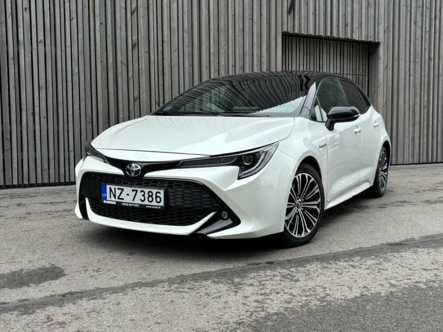 White Toyota Corolla 2020 in Riga, with an engine capacity of 2.00 L and mileage of 90 thousand km for 18500 €, photo 1 on AUTOMOTO.COM.LV