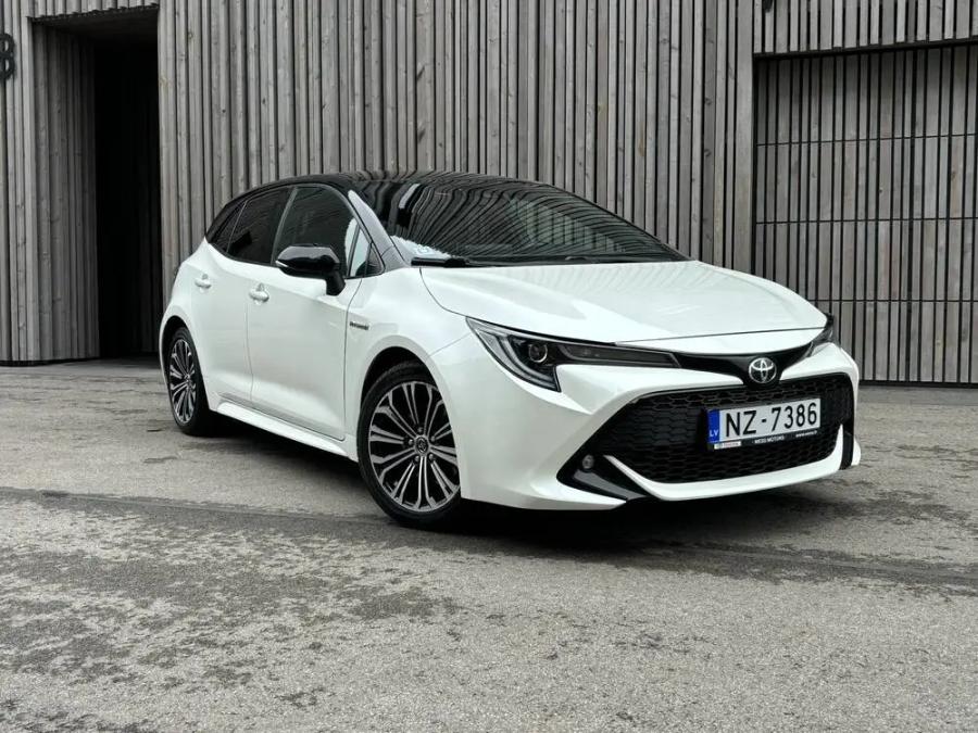White Toyota Corolla 2020 in Riga, with an engine capacity of 2.00 L and mileage of 90 thousand km for 18500 €, photo 3 on AUTOMOTO.COM.LV