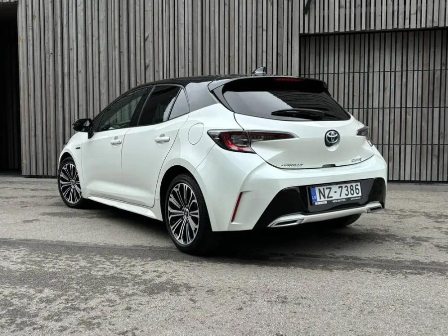 White Toyota Corolla 2020 in Riga, with an engine capacity of 2.00 L and mileage of 90 thousand km for 18500 €, photo 4 on AUTOMOTO.COM.LV