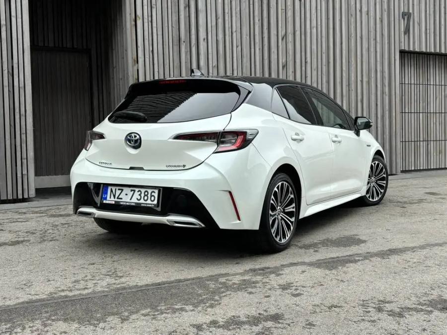 White Toyota Corolla 2020 in Riga, with an engine capacity of 2.00 L and mileage of 90 thousand km for 18500 €, photo 5 on AUTOMOTO.COM.LV