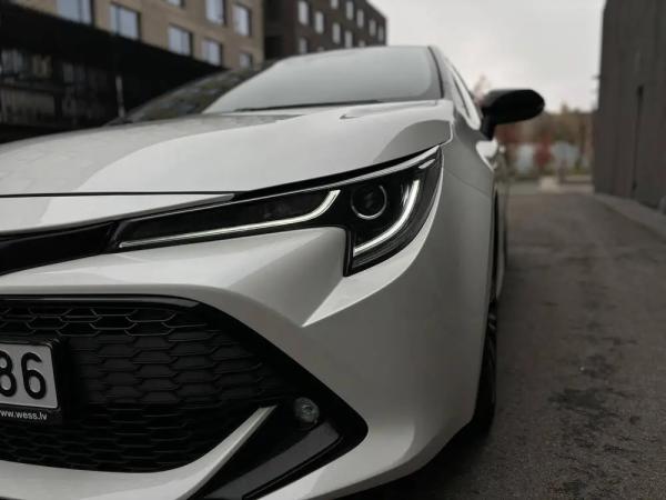 White Toyota Corolla 2020 in Riga, with an engine capacity of 2.00 L and mileage of 90 thousand km for 18500 €, photo 5 on AUTOMOTO.COM.LV
