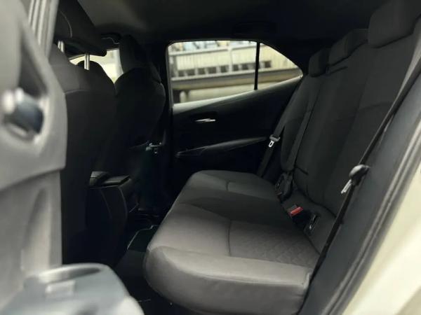 White Toyota Corolla 2020 in Riga, with an engine capacity of 2.00 L and mileage of 90 thousand km for 18500 €, photo 8 on AUTOMOTO.COM.LV
