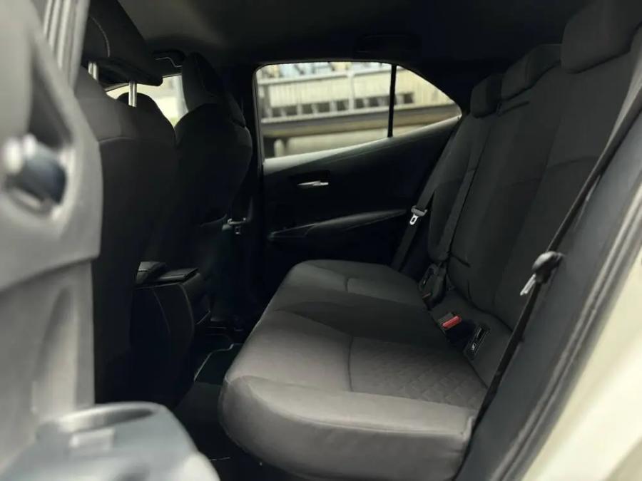 White Toyota Corolla 2020 in Riga, with an engine capacity of 2.00 L and mileage of 90 thousand km for 18500 €, photo 9 on AUTOMOTO.COM.LV