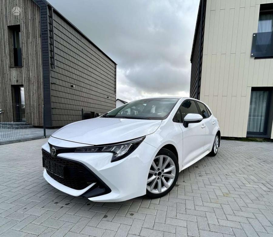 White Toyota Corolla 2020 in Klaipeda, with an engine capacity of 1.20 L and mileage of 250 thousand km for 9100 €, photo 1 on AUTOMOTO.COM.LV