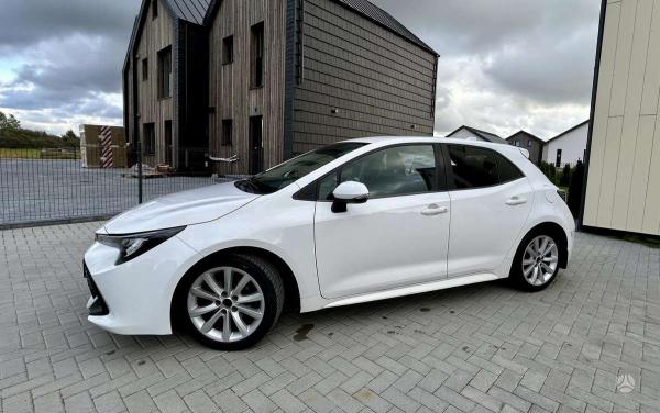 White Toyota Corolla 2020 in Klaipeda, with an engine capacity of 1.20 L and mileage of 250 thousand km for 9100 €, photo 3 on AUTOMOTO.COM.LV
