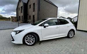 White Toyota Corolla 2020 in Klaipeda, with an engine capacity of 1.20 L and mileage of 250 thousand km for 9100 €, photo 3 on AUTOMOTO.COM.LV