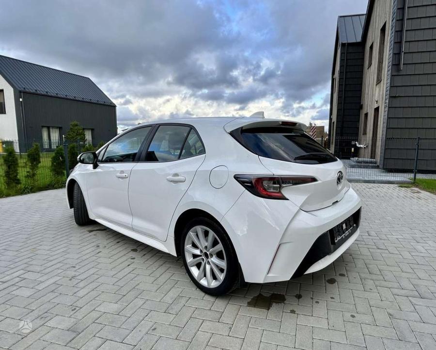 White Toyota Corolla 2020 in Klaipeda, with an engine capacity of 1.20 L and mileage of 250 thousand km for 9100 €, photo 4 on AUTOMOTO.COM.LV
