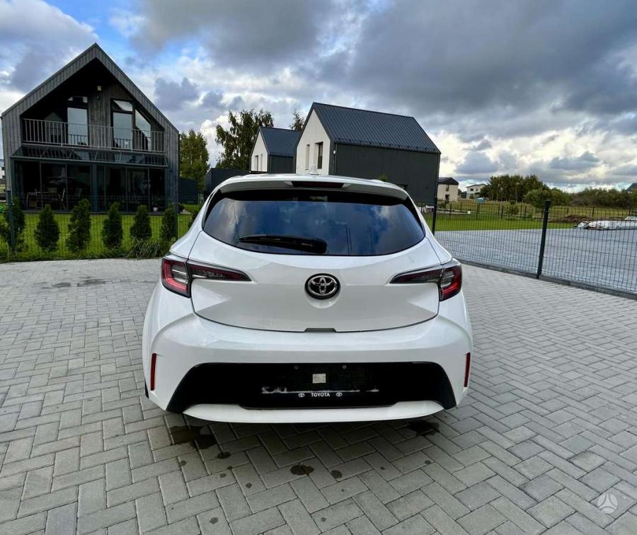 White Toyota Corolla 2020 in Klaipeda, with an engine capacity of 1.20 L and mileage of 250 thousand km for 9100 €, photo 5 on AUTOMOTO.COM.LV