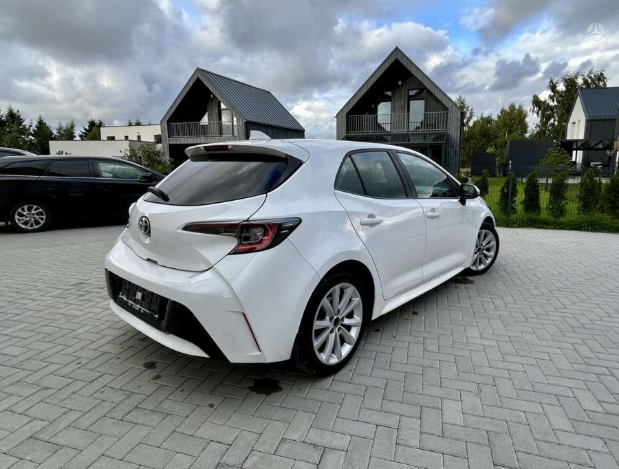 White Toyota Corolla 2020 in Klaipeda, with an engine capacity of 1.20 L and mileage of 250 thousand km for 9100 €, photo 6 on AUTOMOTO.COM.LV