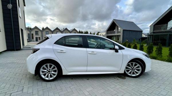 White Toyota Corolla 2020 in Klaipeda, with an engine capacity of 1.20 L and mileage of 250 thousand km for 9100 €, photo 7 on AUTOMOTO.COM.LV