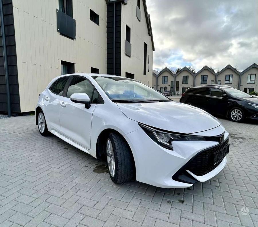 White Toyota Corolla 2020 in Klaipeda, with an engine capacity of 1.20 L and mileage of 250 thousand km for 9100 €, photo 8 on AUTOMOTO.COM.LV