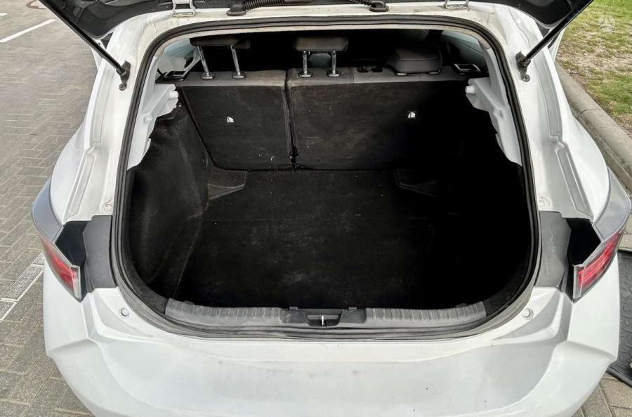 White Toyota Corolla 2020 in Klaipeda, with an engine capacity of 1.20 L and mileage of 250 thousand km for 9100 €, photo 19 on AUTOMOTO.COM.LV