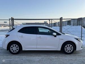 White Toyota Corolla 2021 in Vilnius, with an engine capacity of 1.80 L and mileage of 168 thousand km for 13600 €, photo 2 on AUTOMOTO.COM.LV
