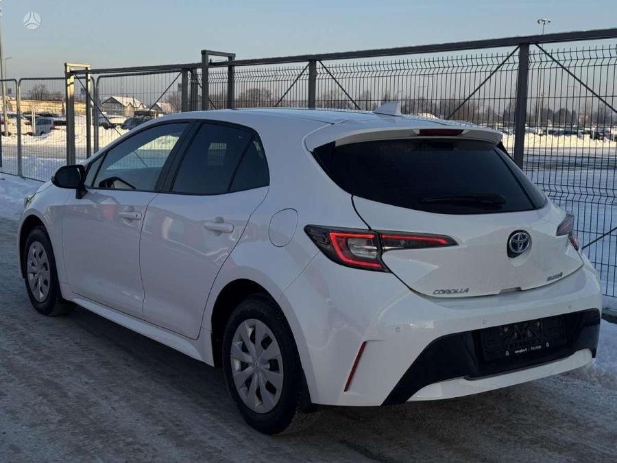 White Toyota Corolla 2021 in Vilnius, with an engine capacity of 1.80 L and mileage of 168 thousand km for 13600 €, photo 10 on AUTOMOTO.COM.LV