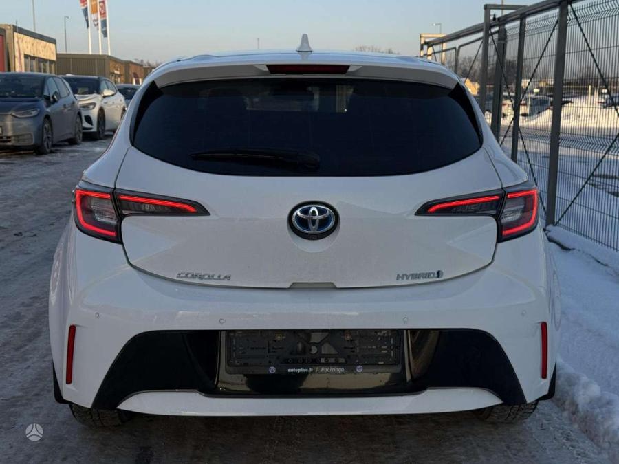 White Toyota Corolla 2021 in Vilnius, with an engine capacity of 1.80 L and mileage of 168 thousand km for 13600 €, photo 11 on AUTOMOTO.COM.LV