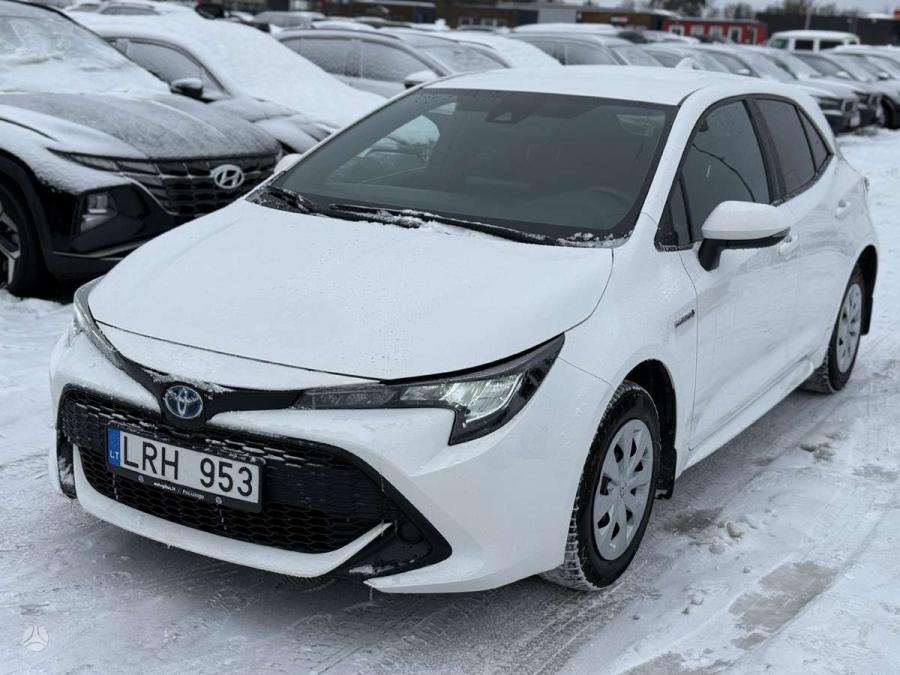 White Toyota Corolla 2021 in Vilnius, with an engine capacity of 1.80 L and mileage of 180 thousand km for 12999 €, photo 1 on AUTOMOTO.COM.LV