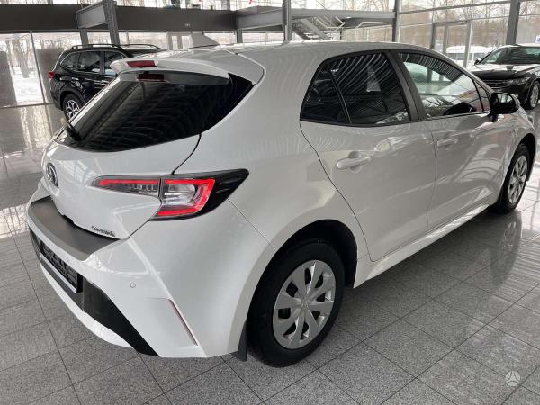 White Toyota Corolla 2021 in Klaipeda, with an engine capacity of 1.80 L and mileage of 156 thousand km for 13456 €, photo 6 on AUTOMOTO.COM.LV
