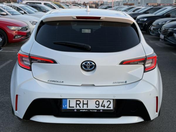White Toyota Corolla 2021 in Vilnius, with an engine capacity of 1.80 L and mileage of 201 thousand km for 13100 €, photo 8 on AUTOMOTO.COM.LV