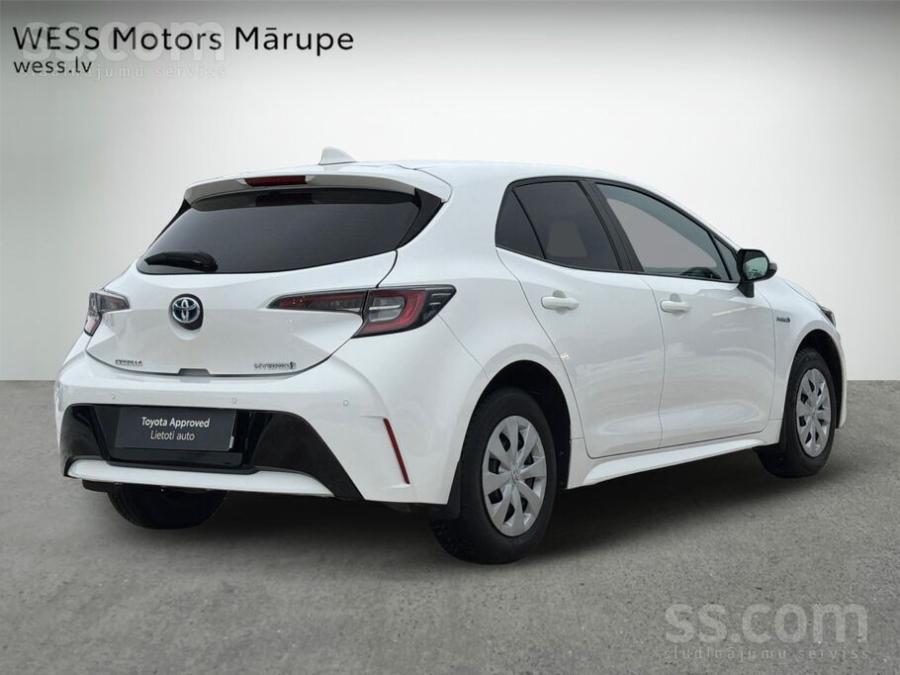 White Toyota Corolla 2021 in Riga, with an engine capacity of 1.80 L and mileage of 217 thousand km for 13990 €, photo 3 on AUTOMOTO.COM.LV