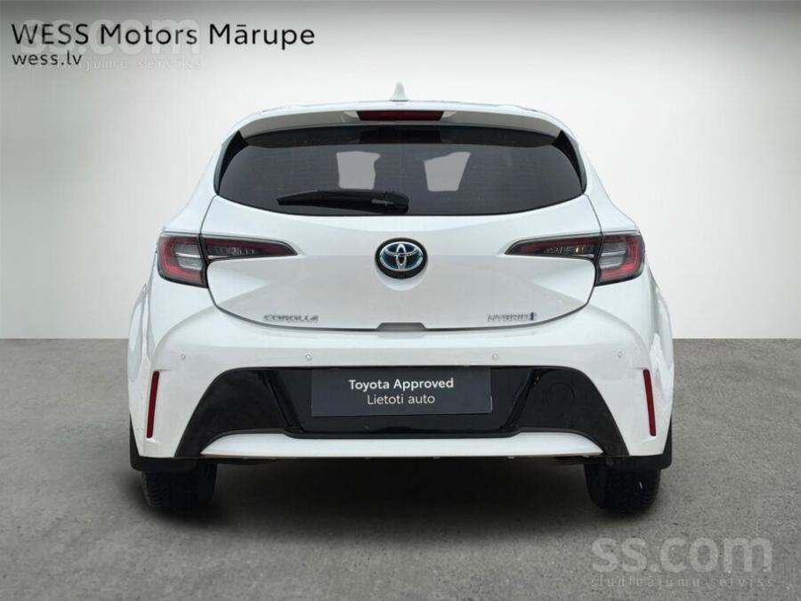 White Toyota Corolla 2021 in Riga, with an engine capacity of 1.80 L and mileage of 217 thousand km for 13990 €, photo 5 on AUTOMOTO.COM.LV