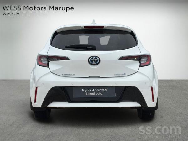 White Toyota Corolla 2021 in Riga, with an engine capacity of 1.80 L and mileage of 217 thousand km for 13990 €, photo 4 on AUTOMOTO.COM.LV