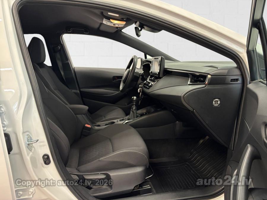 White Toyota Corolla 2021 in Tartu, with an engine capacity of 1.20 L and mileage of 90 thousand km for 13990 €, photo 7 on AUTOMOTO.COM.LV