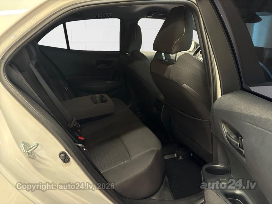 White Toyota Corolla 2021 in Tartu, with an engine capacity of 1.20 L and mileage of 90 thousand km for 13990 €, photo 8 on AUTOMOTO.COM.LV