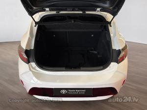 White Toyota Corolla 2021 in Tartu, with an engine capacity of 1.20 L and mileage of 90 thousand km for 13990 €, photo 11 on AUTOMOTO.COM.LV