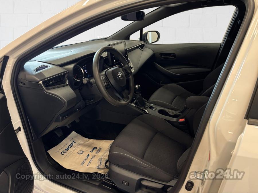 White Toyota Corolla 2021 in Tartu, with an engine capacity of 1.20 L and mileage of 90 thousand km for 13990 €, photo 12 on AUTOMOTO.COM.LV