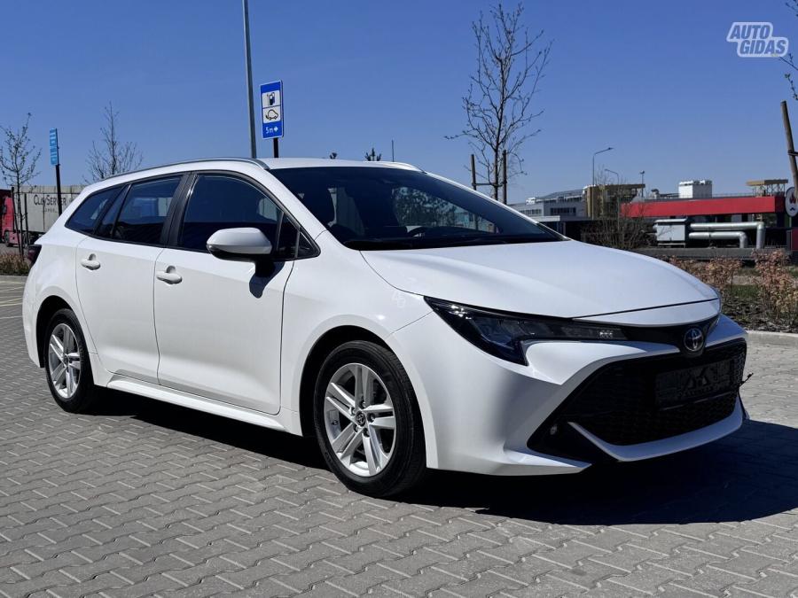 White Toyota Corolla 2022 in Vilnius, with an engine capacity of 1.80 L and mileage of 198 thousand km for 14350 €, photo 3 on AUTOMOTO.COM.LV