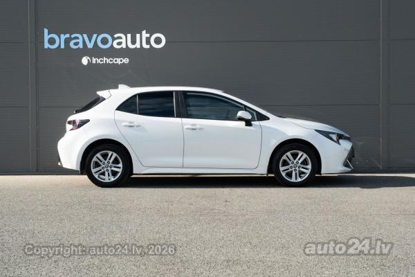 White Toyota Corolla 2022 in Tartu, with an engine capacity of 1.80 L and mileage of 130 thousand km for 14800 €, photo 4 on AUTOMOTO.COM.LV