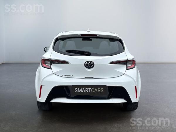 White Toyota Corolla 2022 in Riga, with an engine capacity of 1.20 L and mileage of 147 thousand km for 11950 €, photo 4 on AUTOMOTO.COM.LV