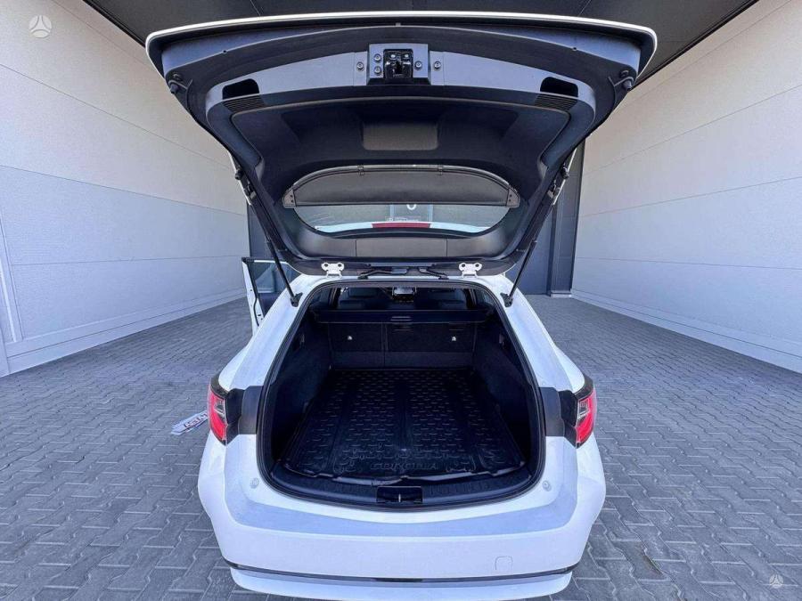 White Toyota Corolla 2022 in Vilnius, with an engine capacity of 1.80 L and mileage of 198 thousand km for 13950 €, photo 26 on AUTOMOTO.COM.LV