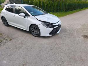 White Toyota Corolla 2022 in Kaunas, with an engine capacity of 1.80 L and mileage of 30 thousand km for 9399 €, photo 4 on AUTOMOTO.COM.LV