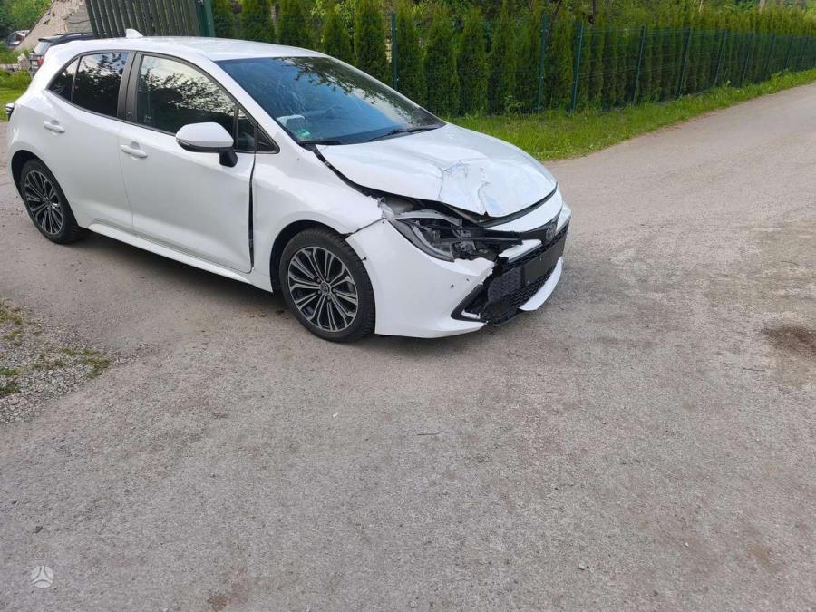 White Toyota Corolla 2022 in Kaunas, with an engine capacity of 1.80 L and mileage of 30 thousand km for 9399 €, photo 4 on AUTOMOTO.COM.LV