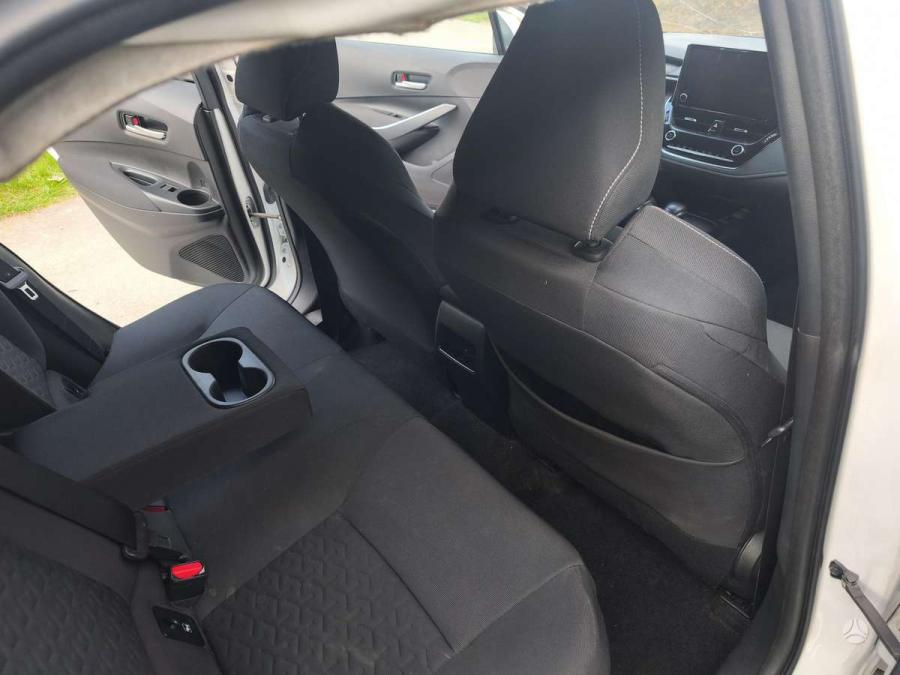 White Toyota Corolla 2022 in Kaunas, with an engine capacity of 1.80 L and mileage of 30 thousand km for 9399 €, photo 13 on AUTOMOTO.COM.LV