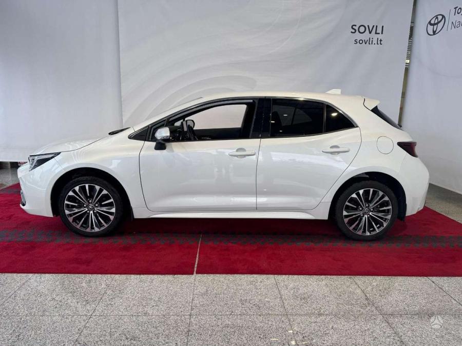 White Toyota Corolla 2023 in Siauliai, with an engine capacity of 1.80 L and mileage of 33 thousand km for 21500 €, photo 5 on AUTOMOTO.COM.LV