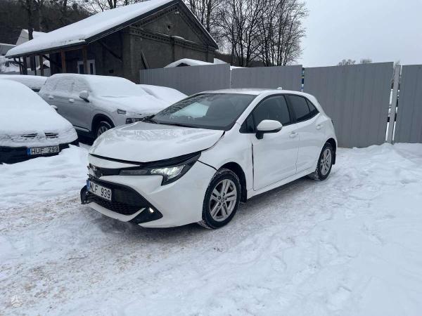 White Toyota Corolla 2023 in Kaunas, with an engine capacity of 1.80 L and mileage of 150 thousand km for 7900 €, photo 1 on AUTOMOTO.COM.LV